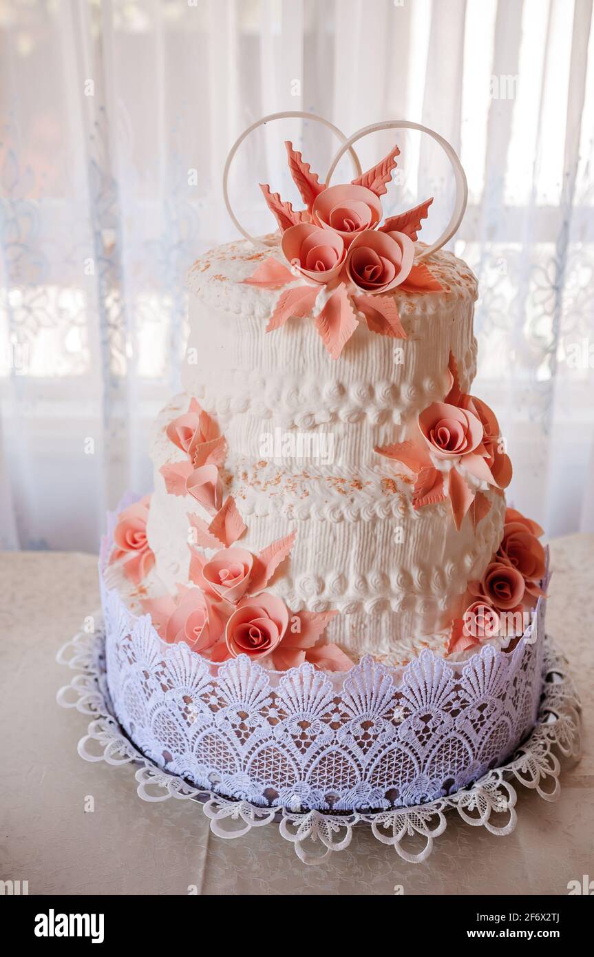 Beautiful wedding cake decorated with flowers, cake close up and blur ...
