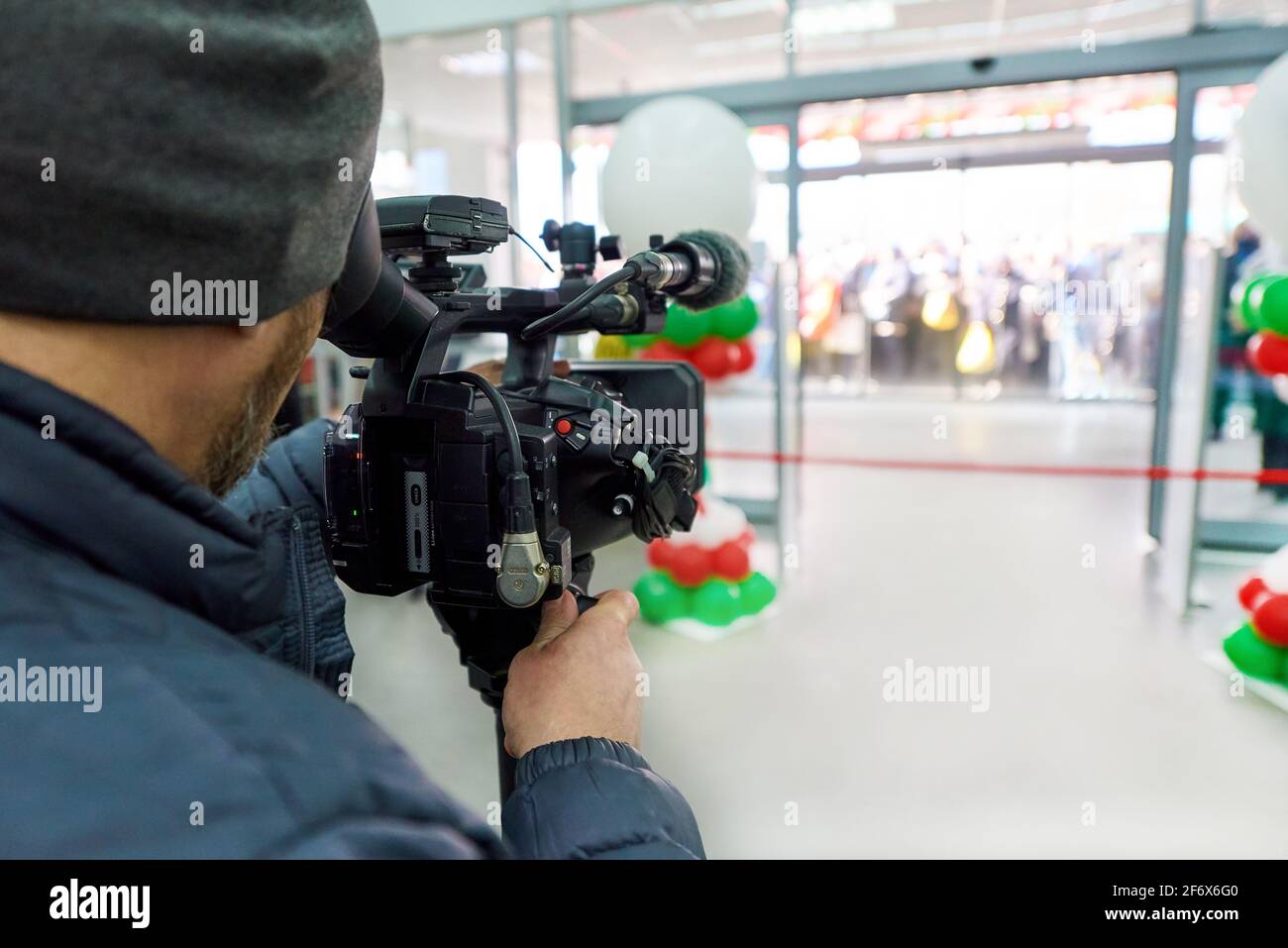 Videographer consumer hi-res stock photography and images - Alamy