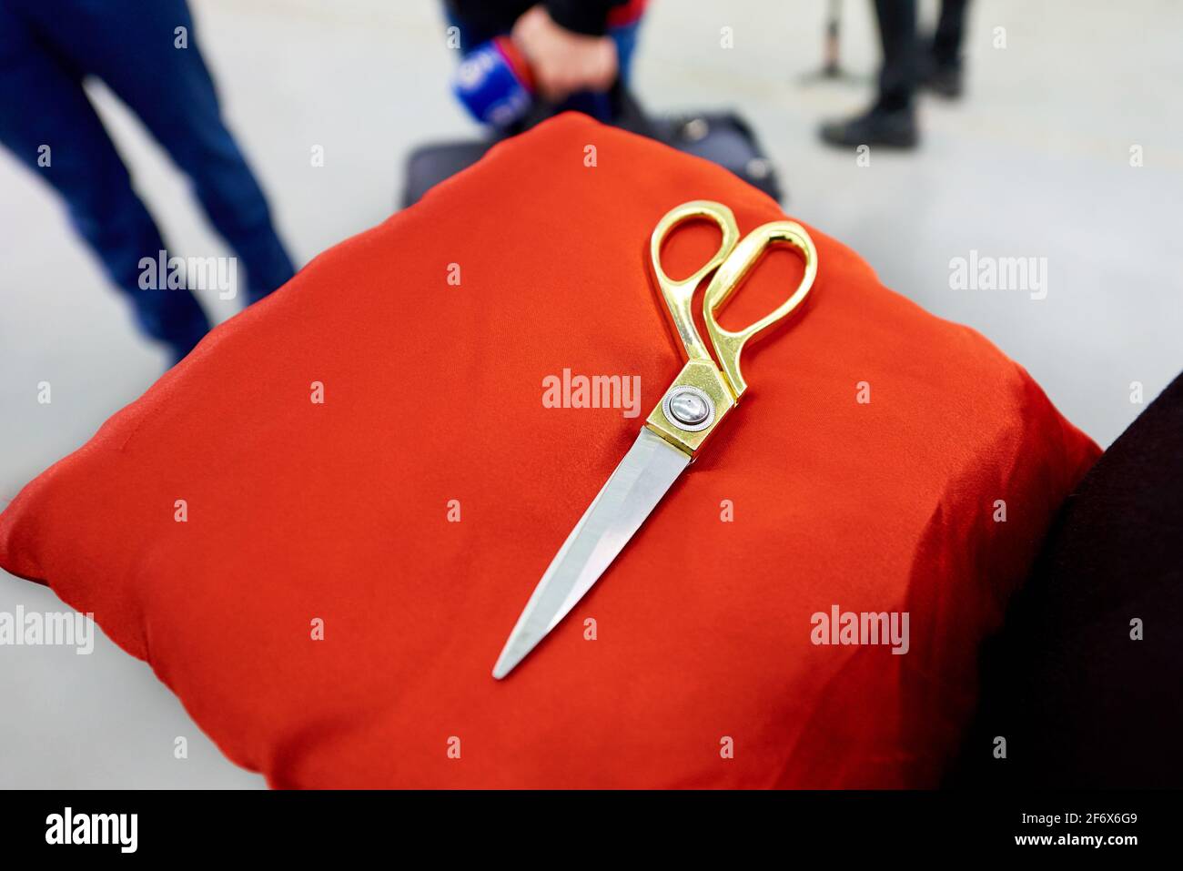 Supermarket grand opening hi-res stock photography and images - Alamy