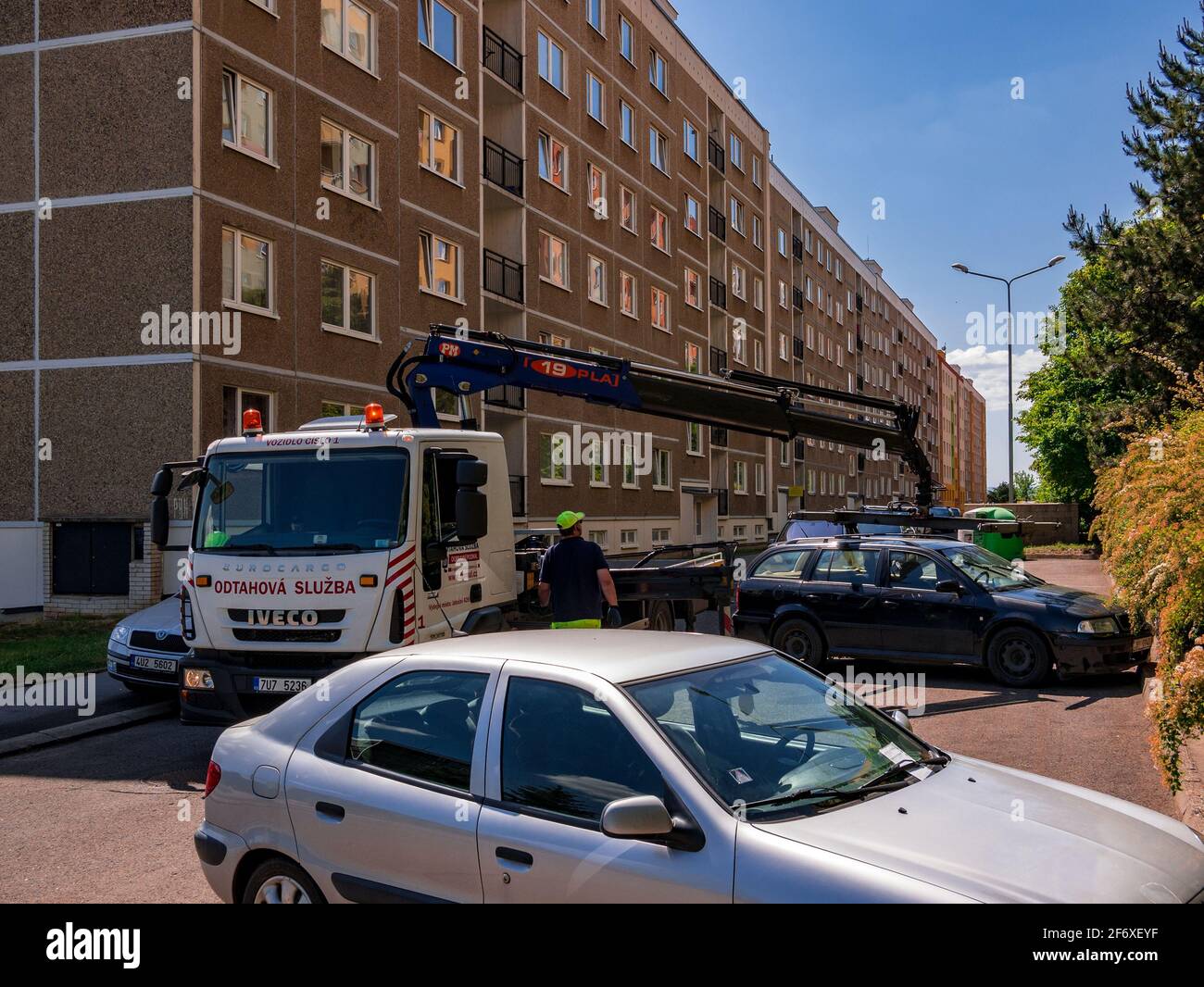 Tow truck car crane hi-res stock photography and images - Alamy
