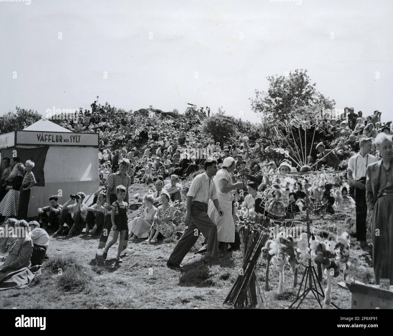 Queue for meal hi-res stock photography and images - Alamy