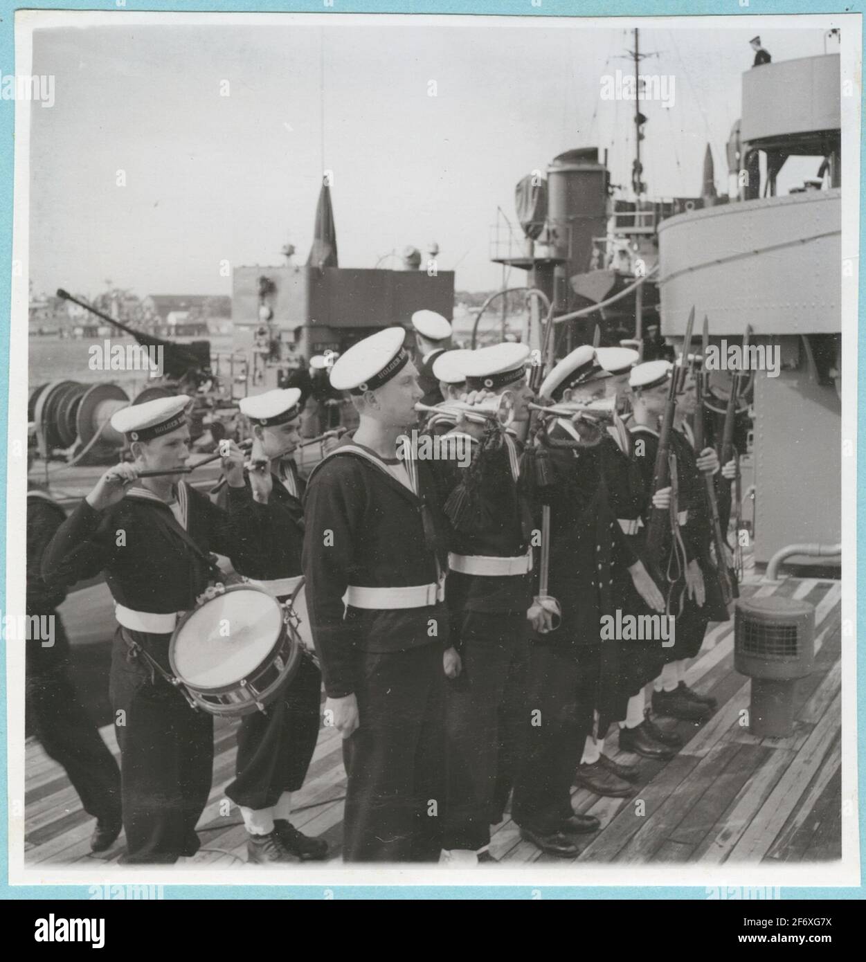 Men on ships hi-res stock photography and images - Alamy