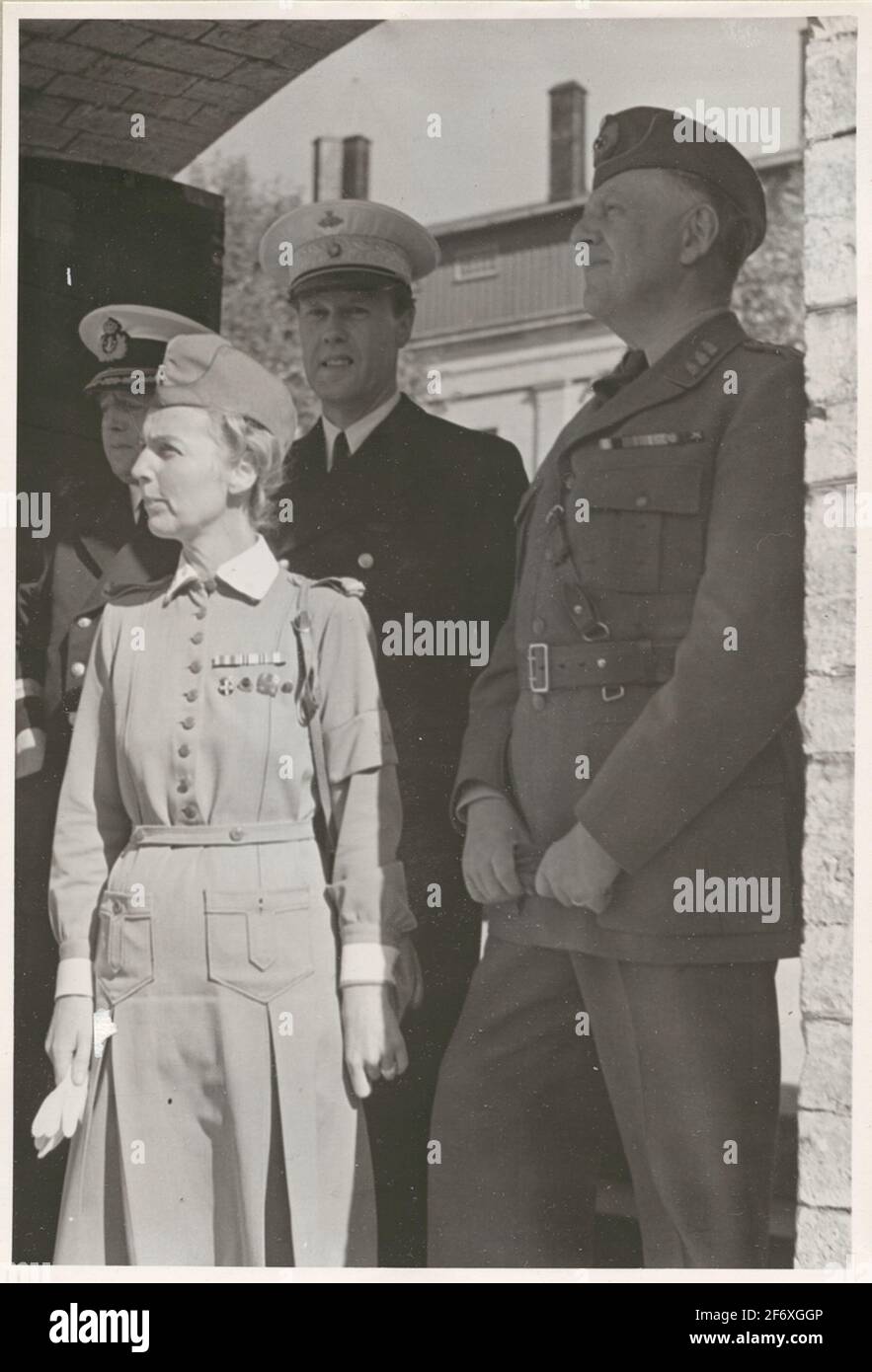 Female military civilian personnel hi-res stock photography and images ...