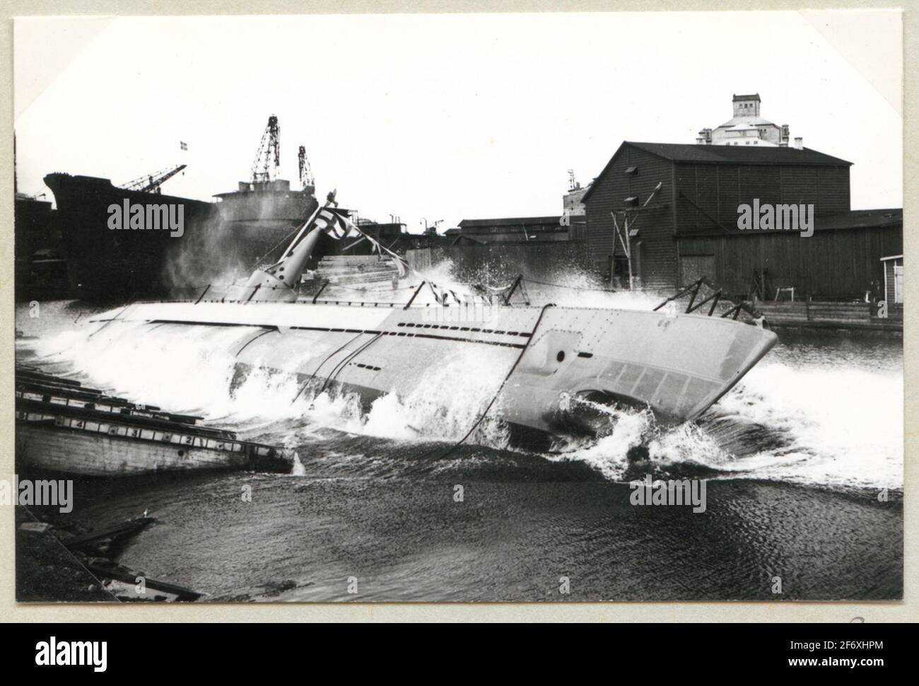 The submarine U5 was launched crosswise.1943-07-08.The submarine U5 was ...