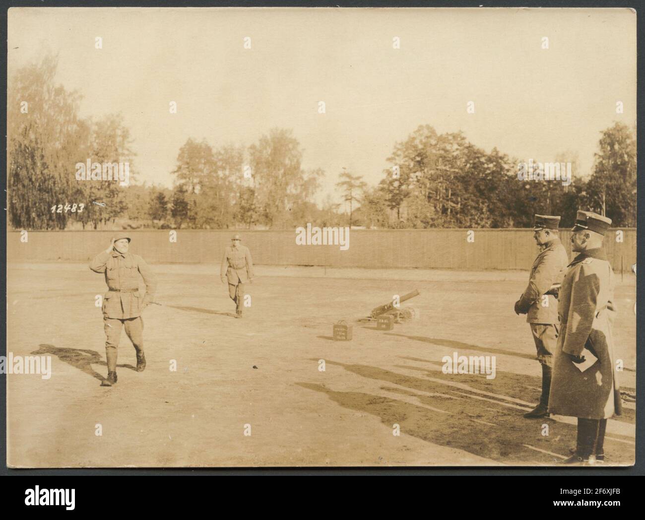 The picture shows soldiers of a gun distribution during education.The ...