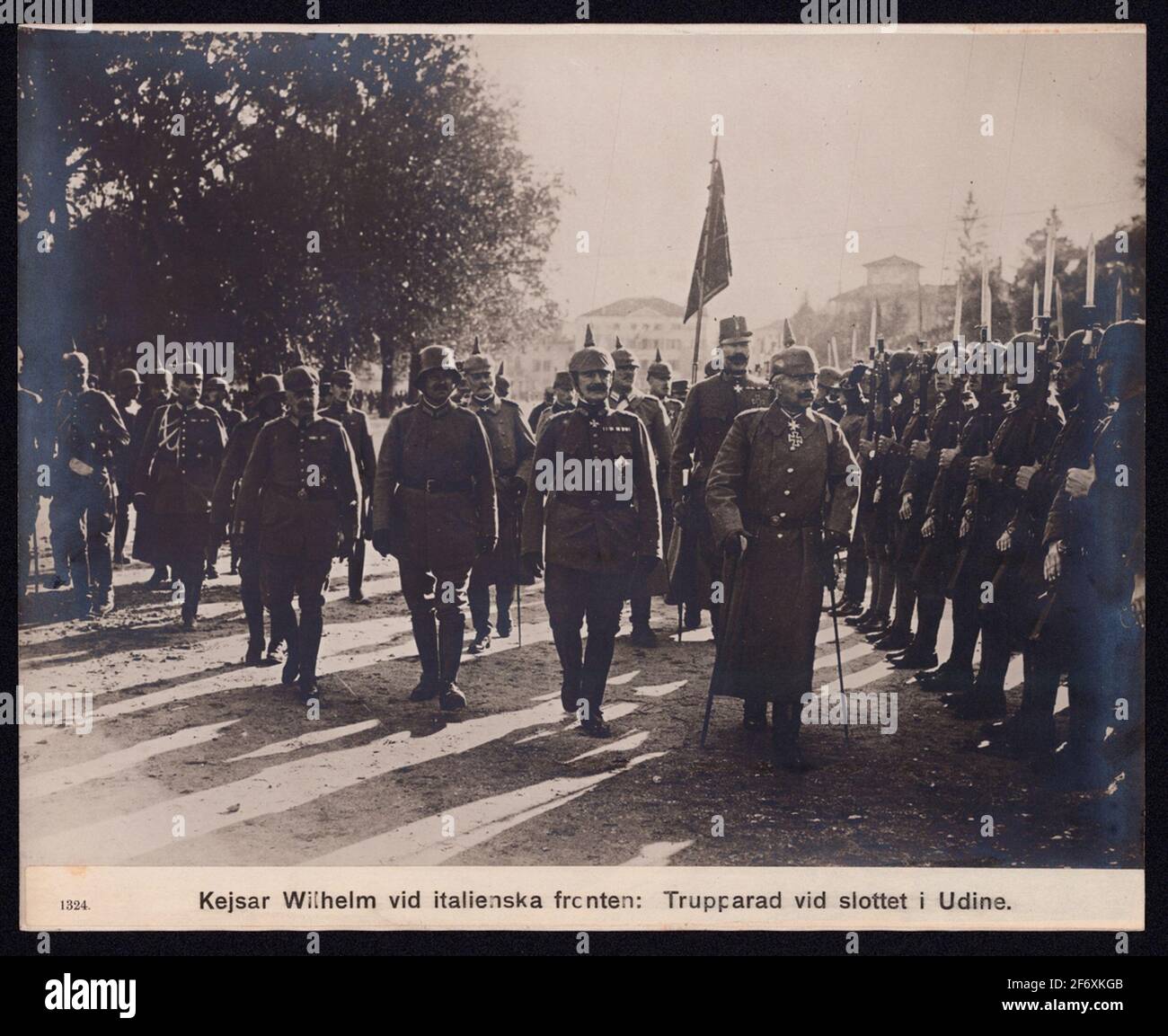 The picture shows the German emperor Vilhelm II during a troop in Italy ...