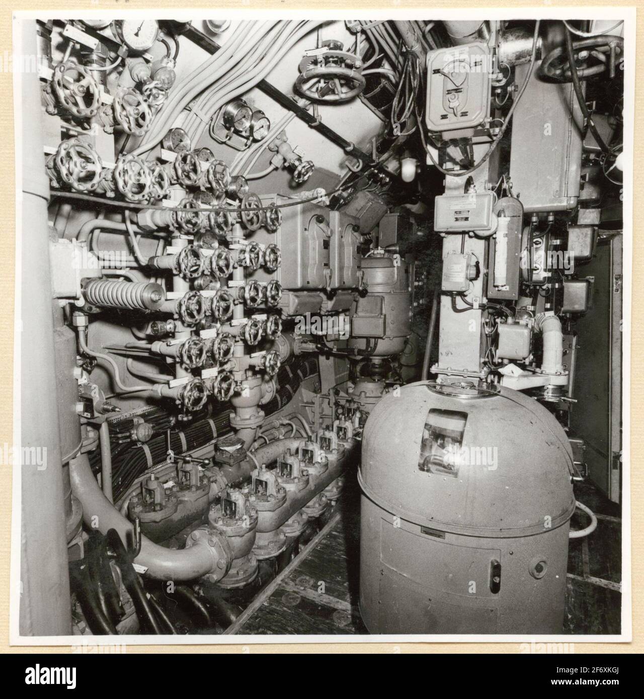 Maneuver room.Sb side seen bleed.Gyro Compass and compressed air ...