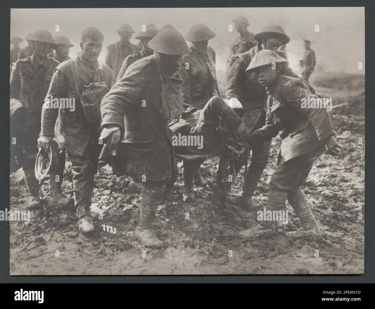 The picture shows English soldiers who wear a damaged on a stretcher ...