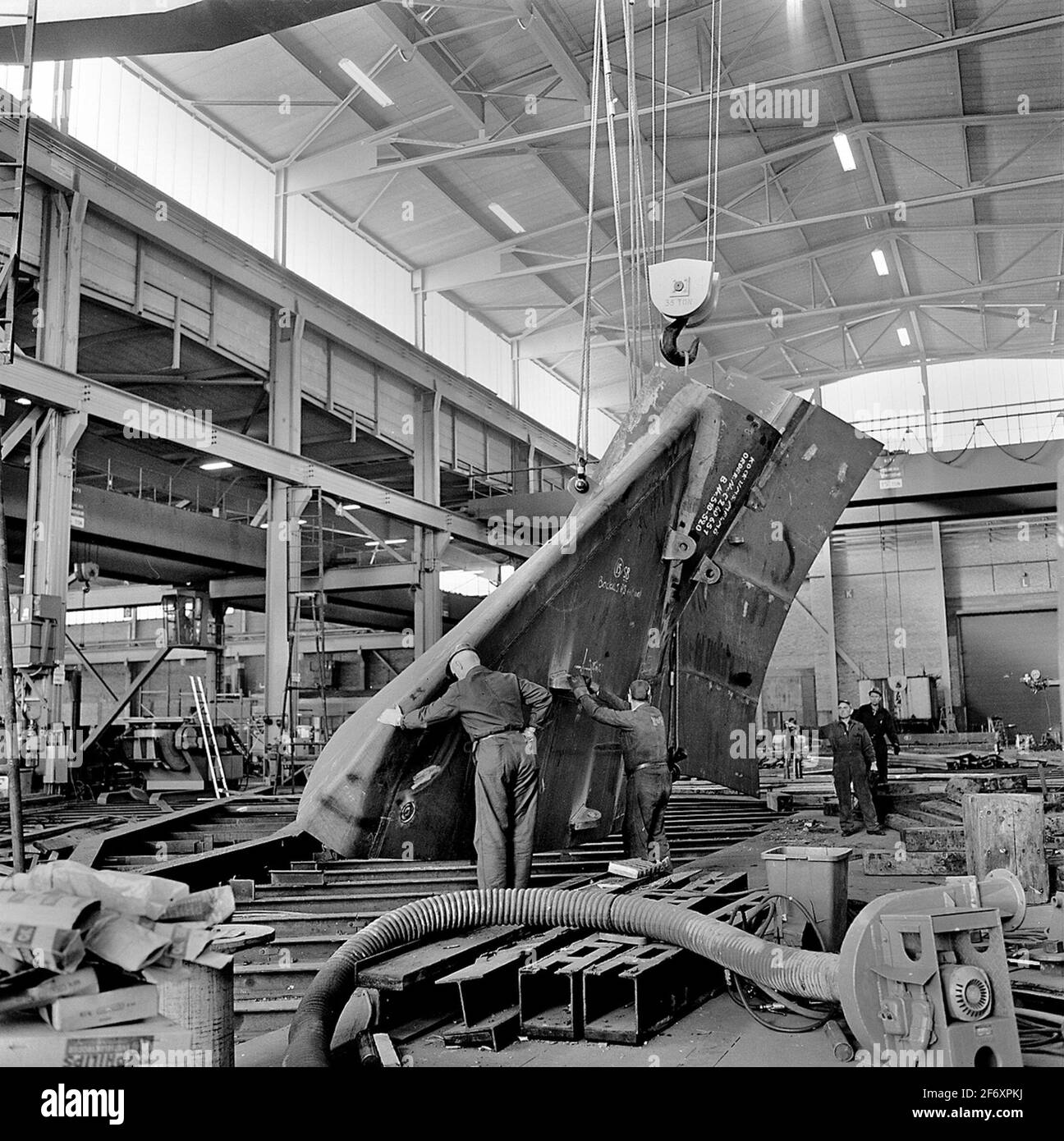 Turning a ship around hi-res stock photography and images - Alamy