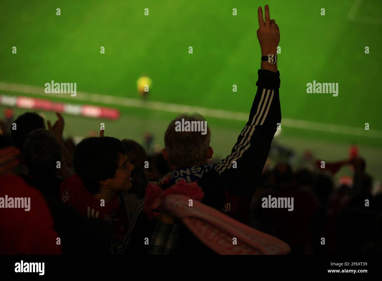 Spectators fans football Stock Photo - Alamy