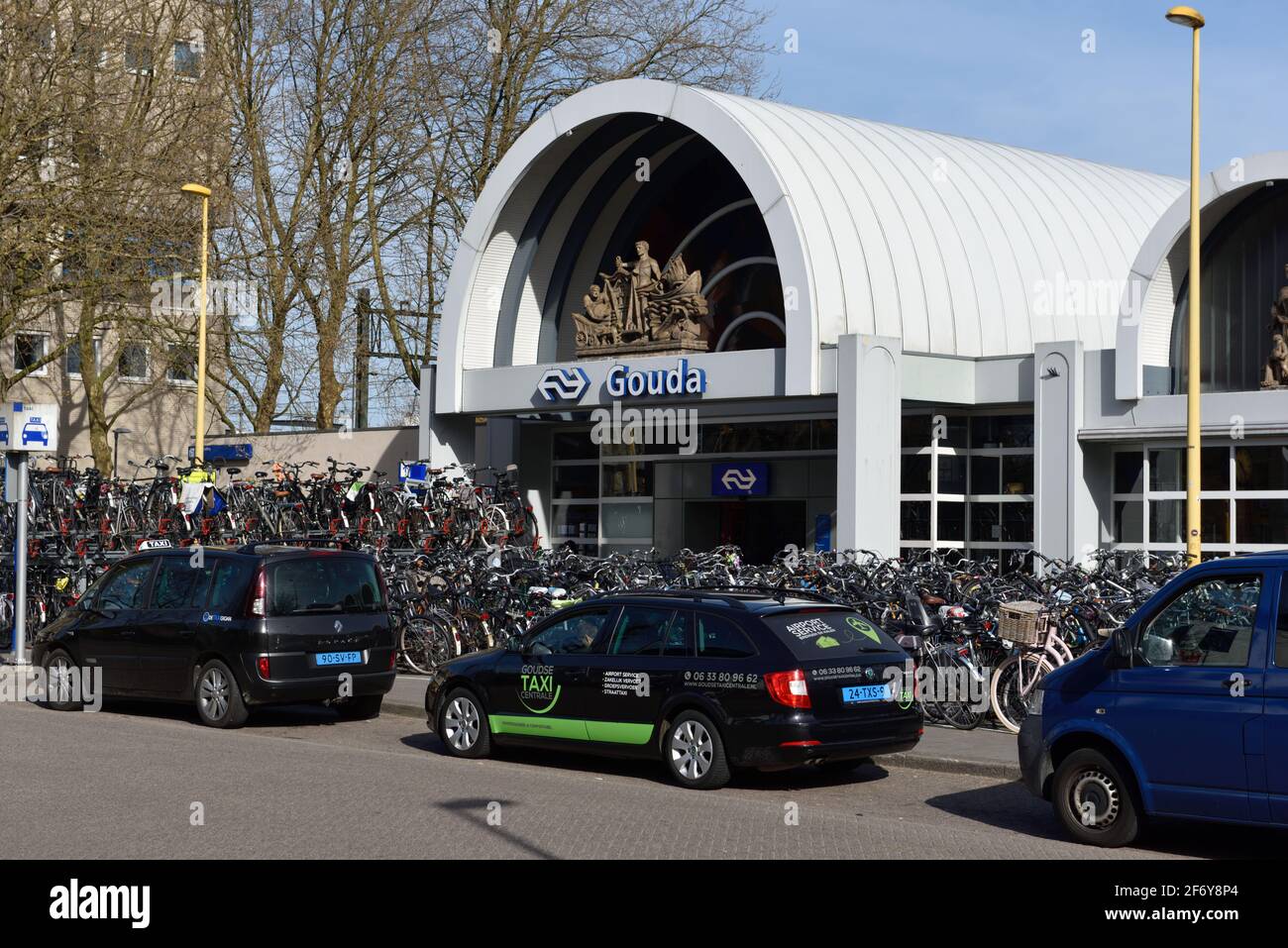 Bicycles parked at gouda train station hi-res stock photography and ...