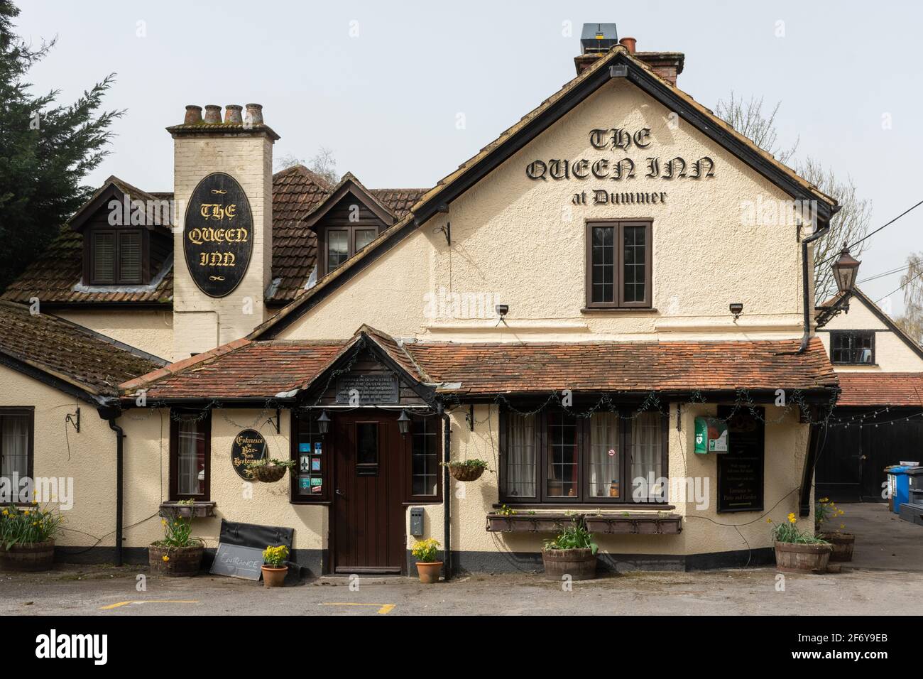 The Queen Inn, country pub in village of Dummer, Hampshire, England, UK ...