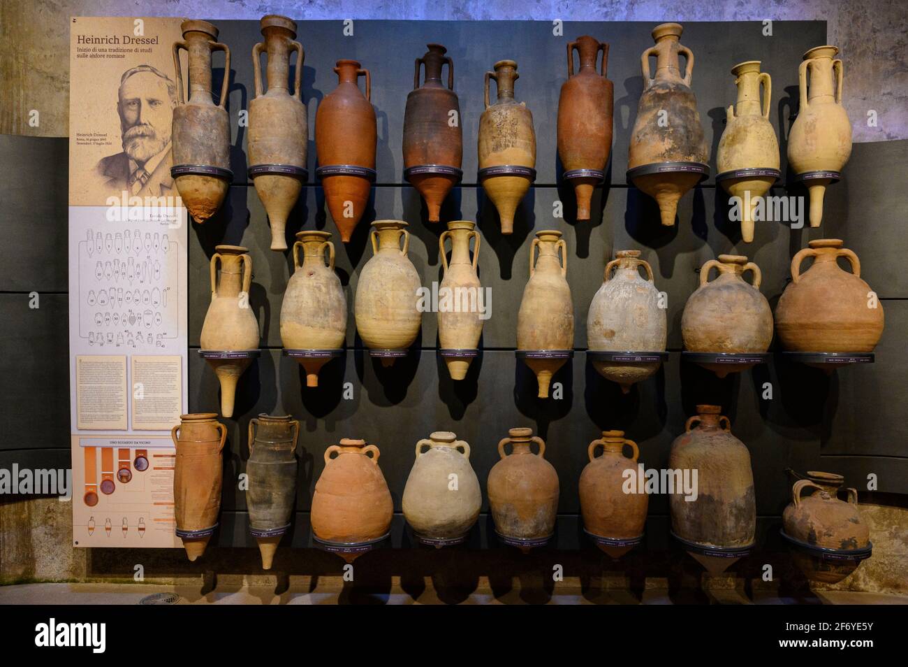 Amphorae hi-res stock photography and images - Alamy