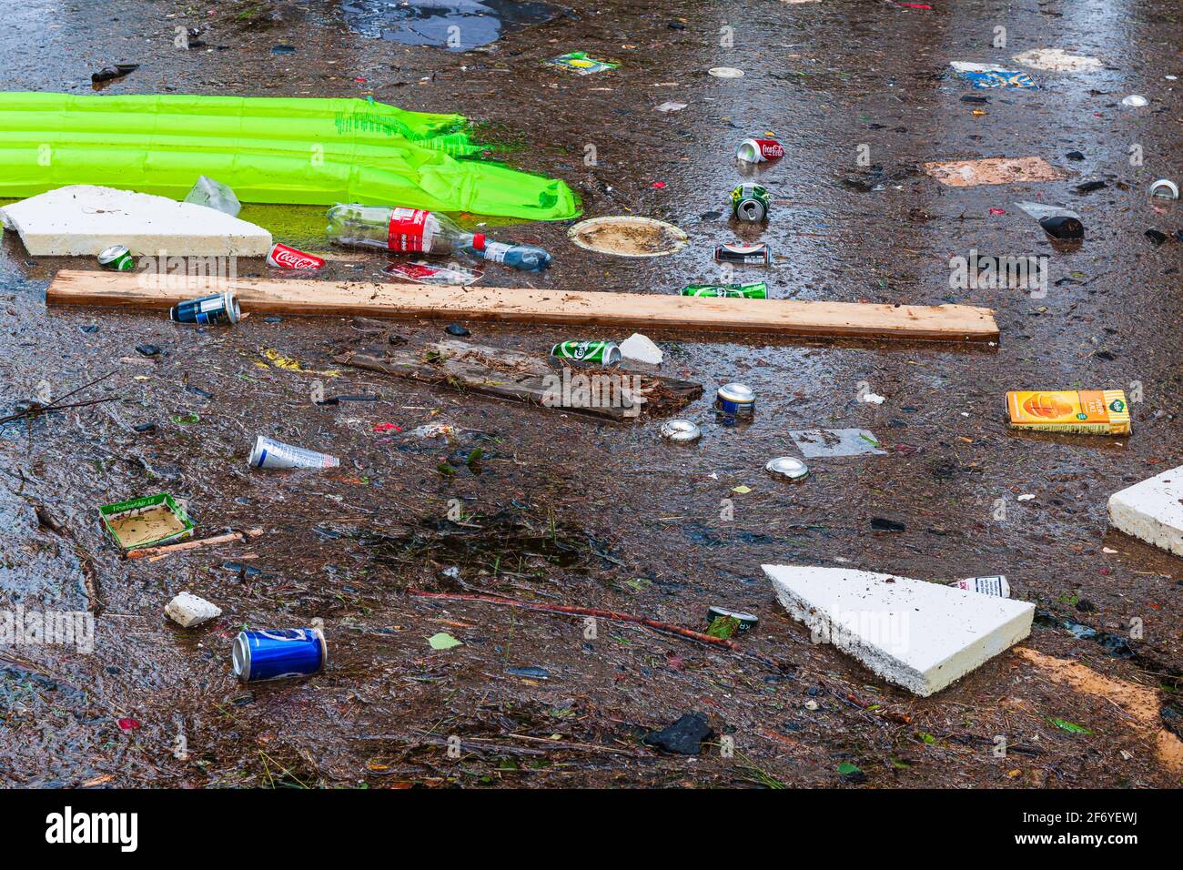 Outdoor rain and garbage hi-res stock photography and images - Alamy