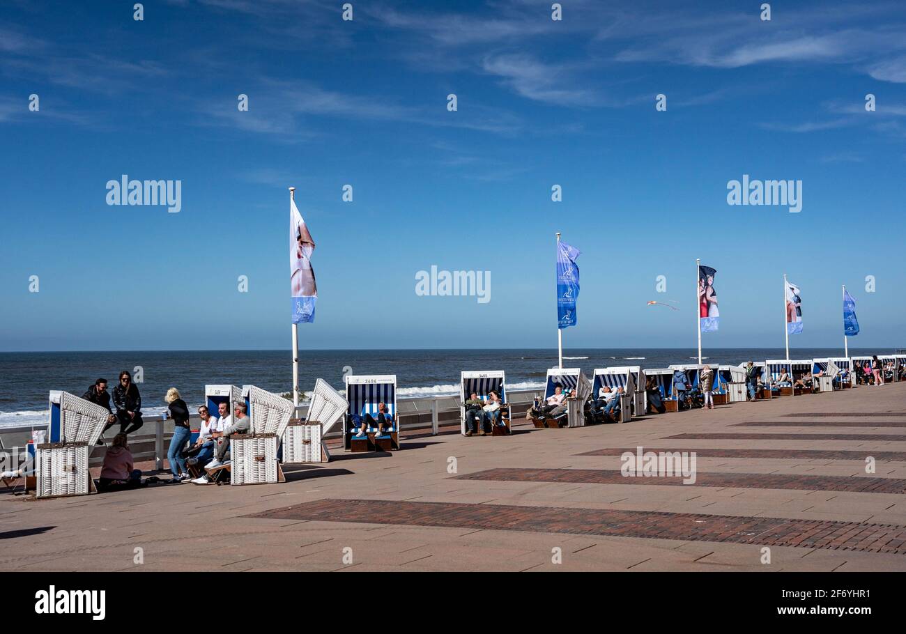 03 April 2021, Schleswig-Holstein, Westerland/Sylt: People sit on the ...
