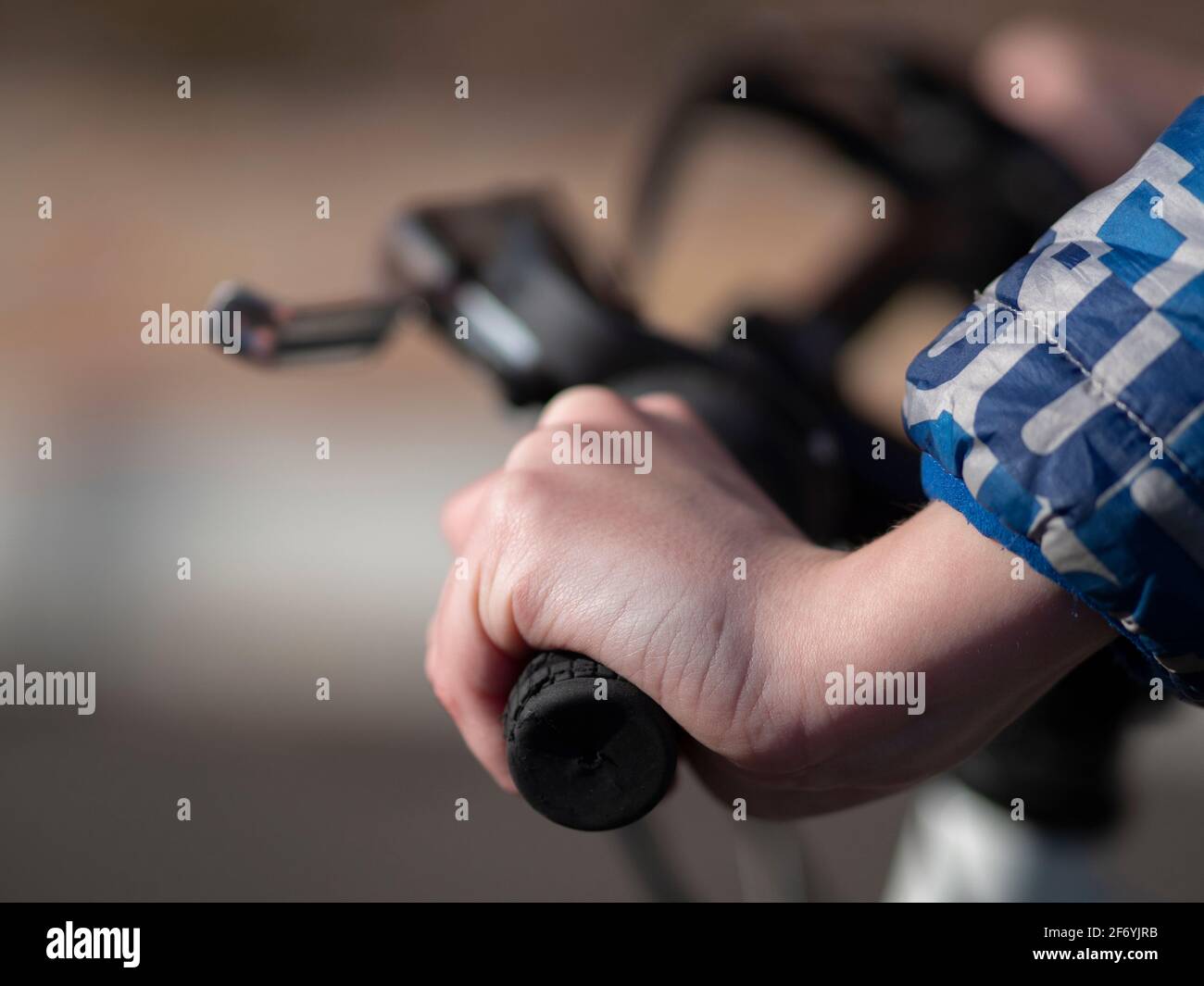 Teen cycling hi-res stock photography and images - Alamy