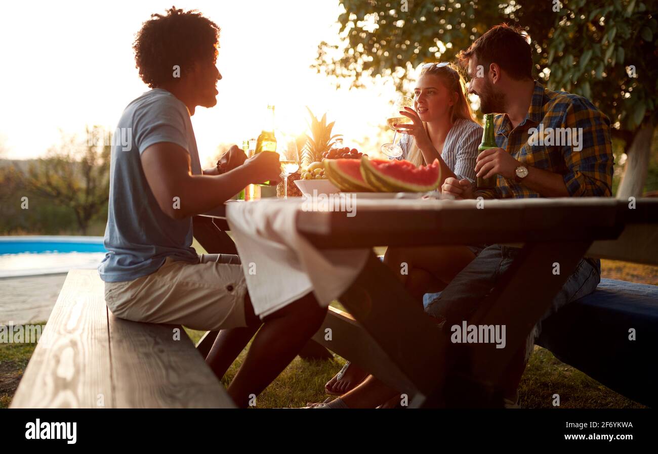 Table after party woman hi-res stock photography and images - Alamy