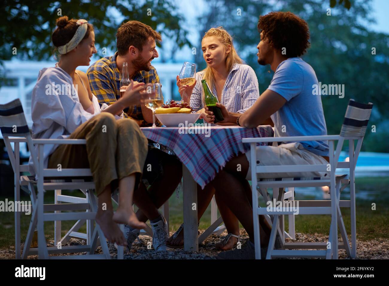 Outdoor couples hi-res stock photography and images - Alamy