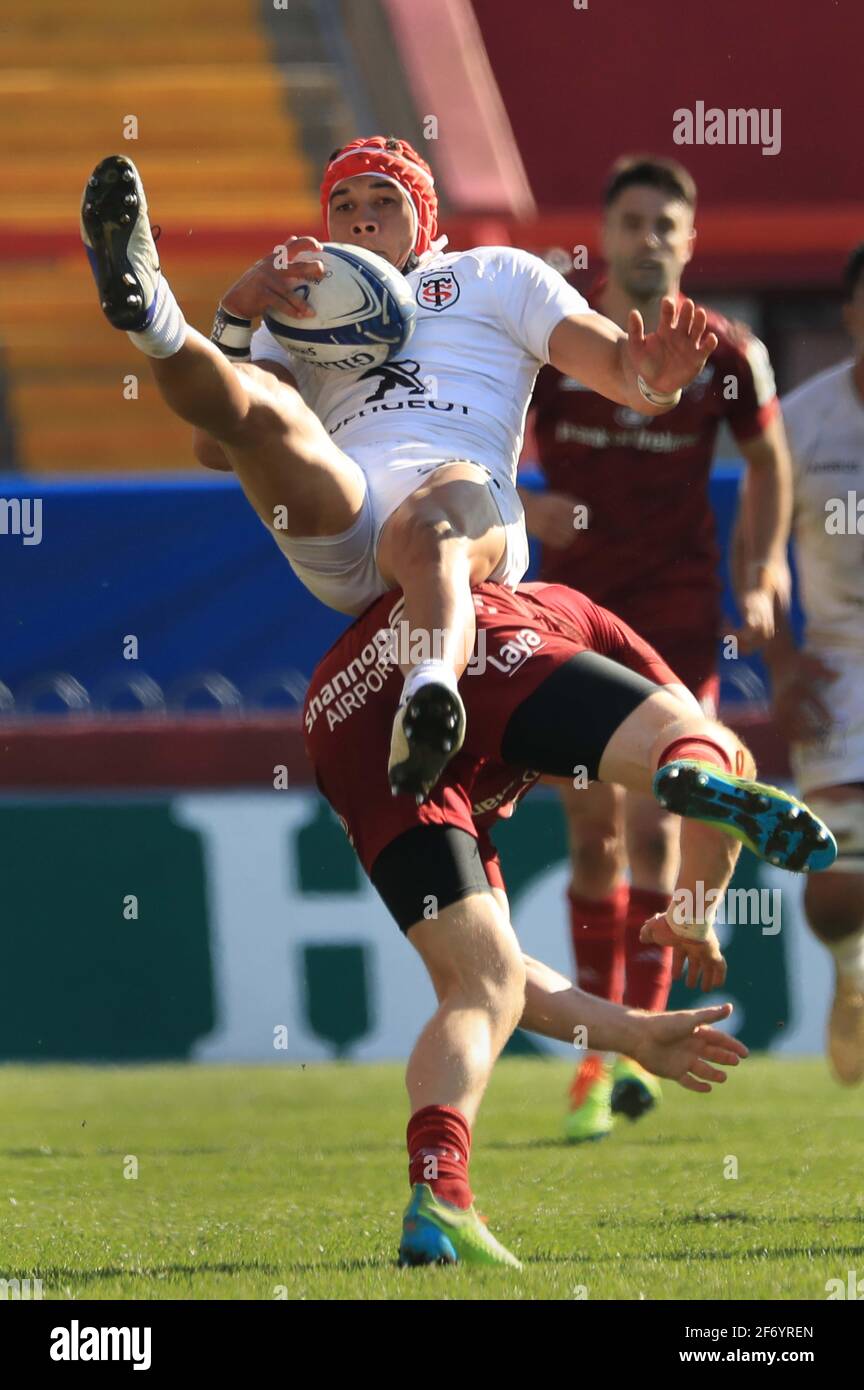 Toulouse's Cheslin Kolbe and Munster Rugby's Andrew Conway in action ...