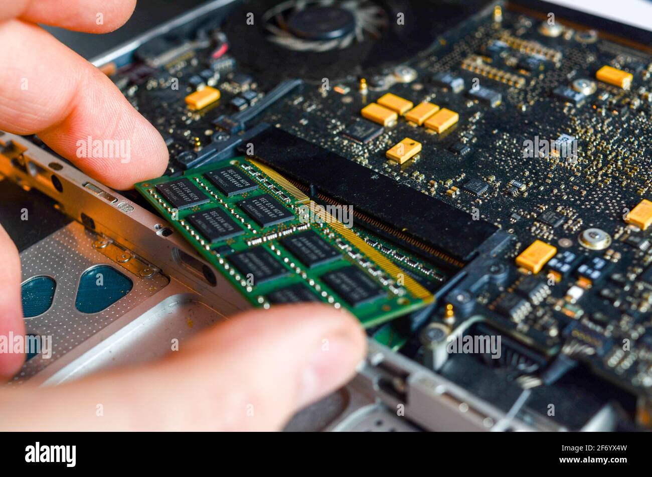 changing vintage macbook pro ram Stock Photo - Alamy