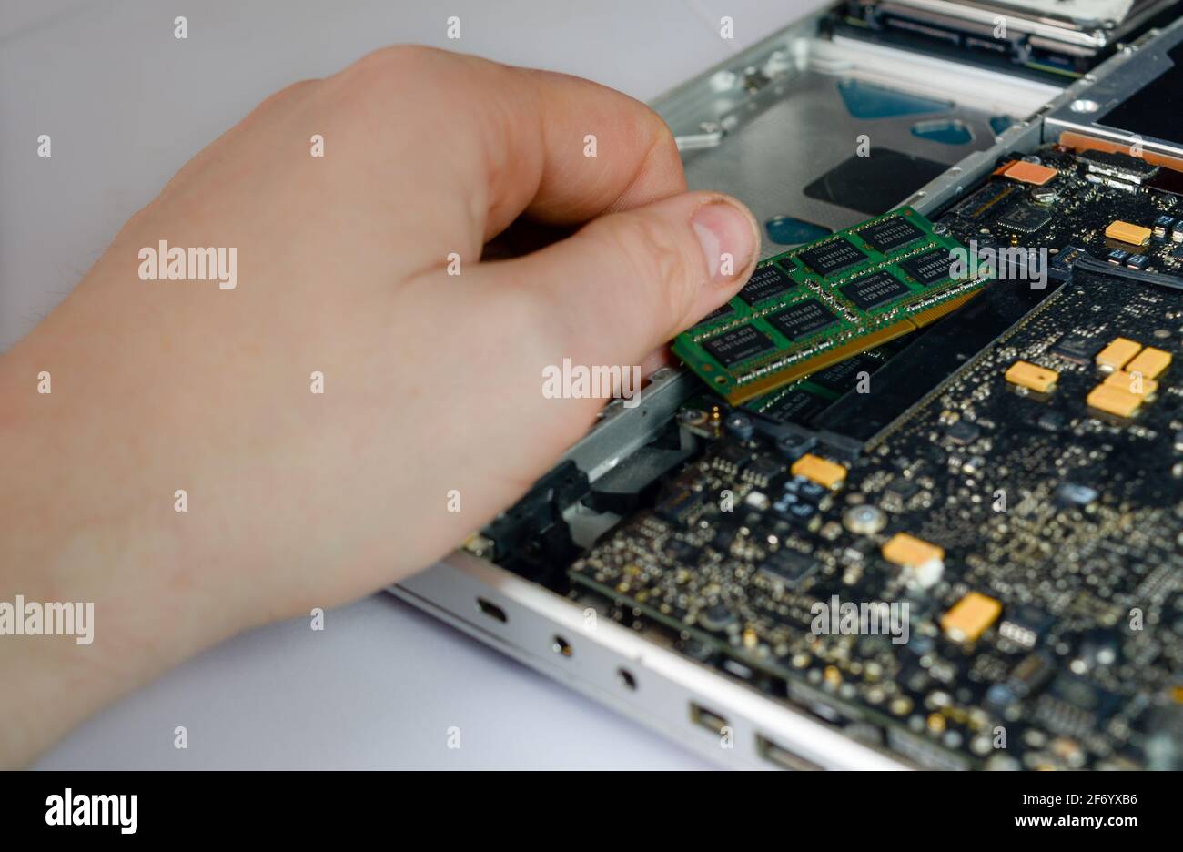 changing vintage macbook pro ram Stock Photo - Alamy