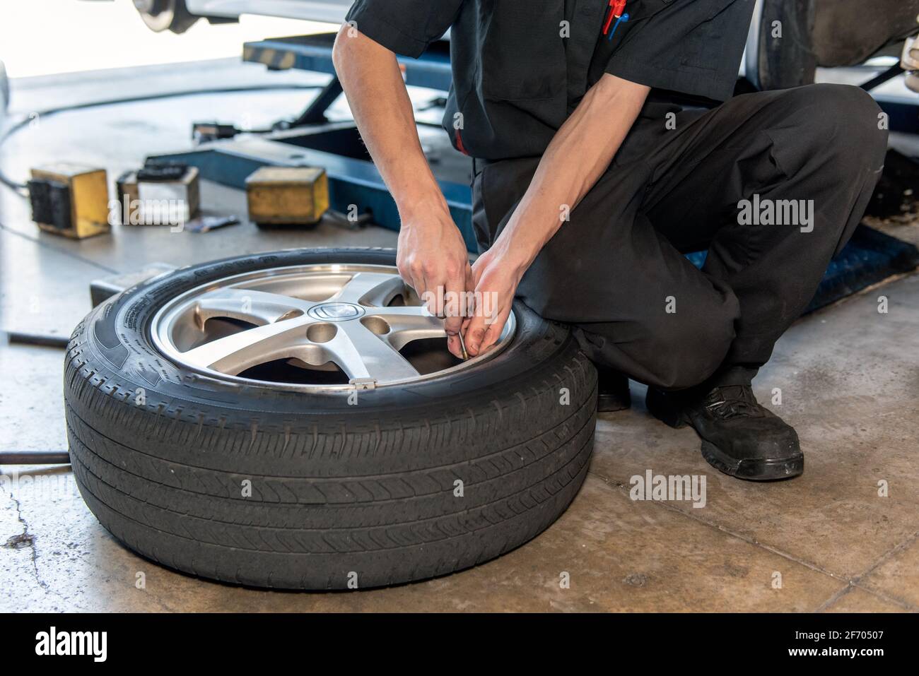 Kneeling mechanics hi-res stock photography and images - Alamy