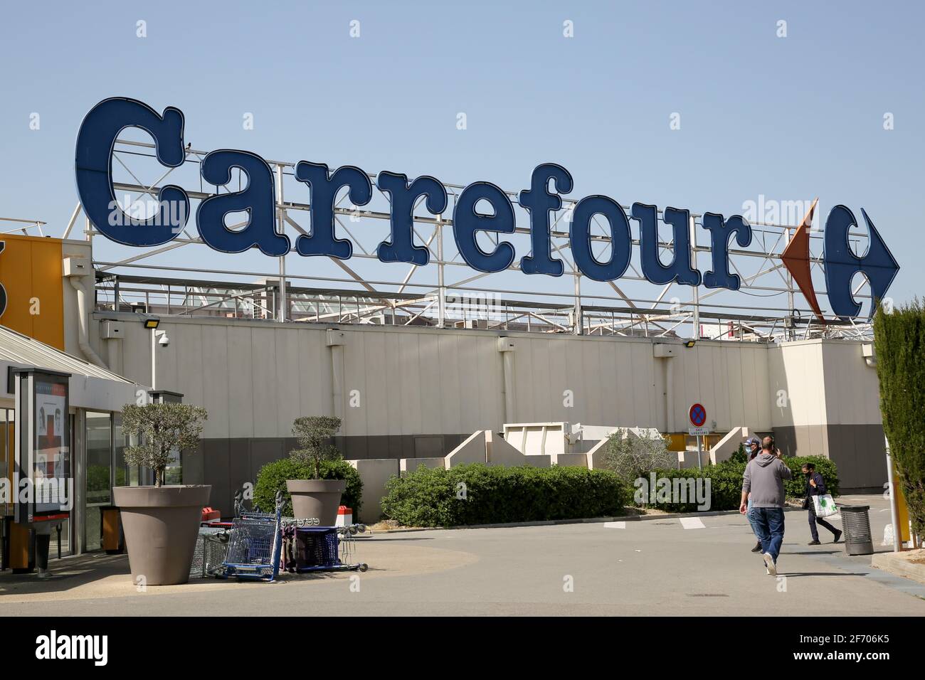 Carrefour france hypermarkets hi-res stock photography and images - Alamy