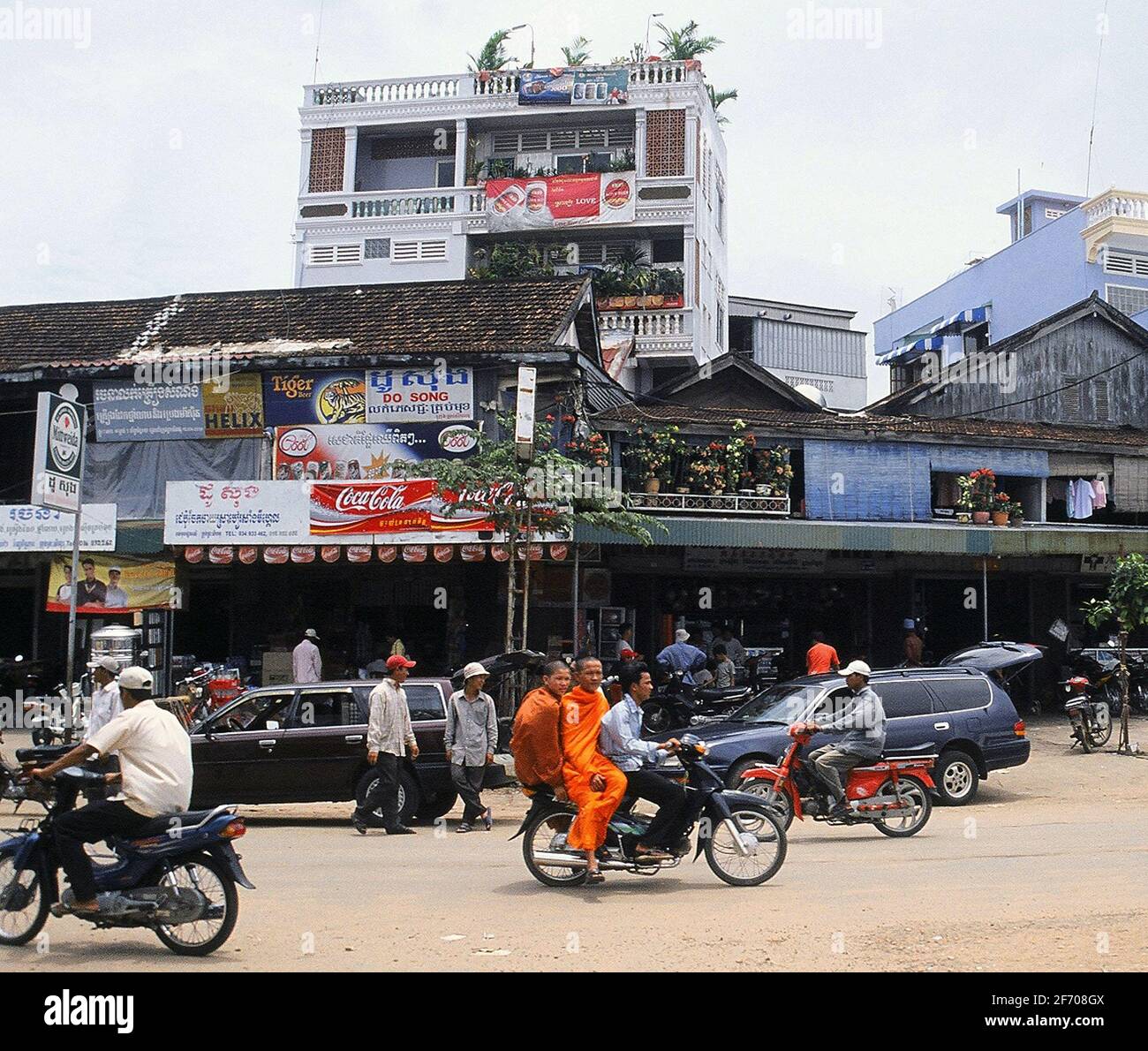 CAMBODIA 2005 STREET SCENE BY THE CENTRAL MARKET, SIHANOUKVILLE.. PIC ...