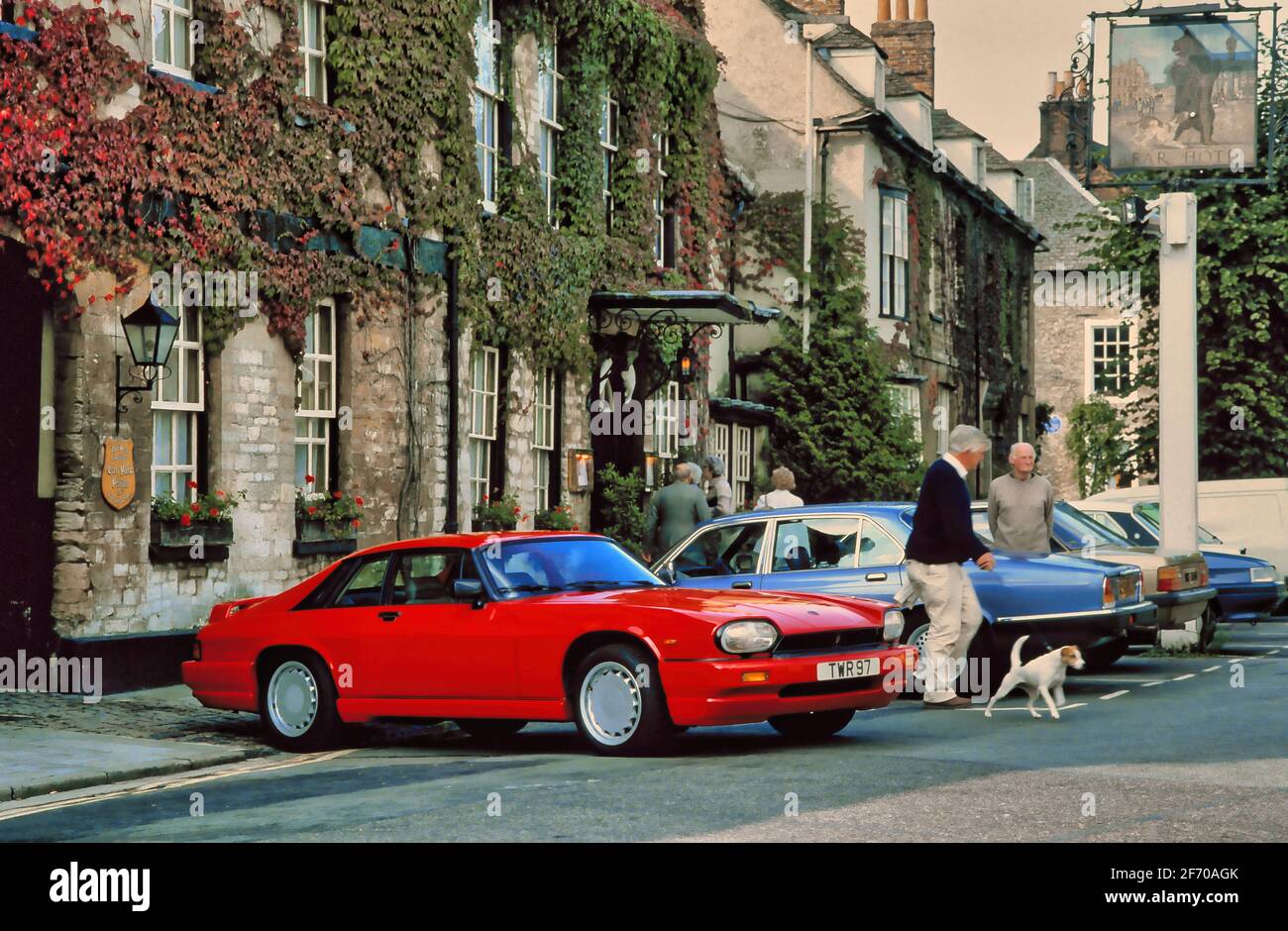 Cars parked outside a pub hi-res stock photography and images - Alamy