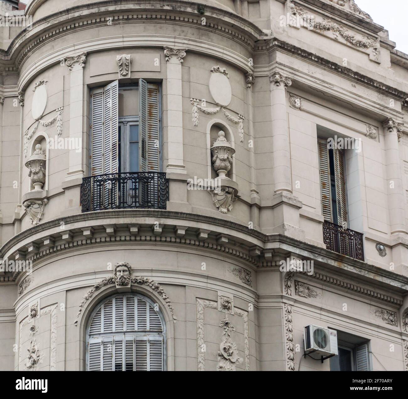 Classic architectural features hi-res stock photography and images - Alamy