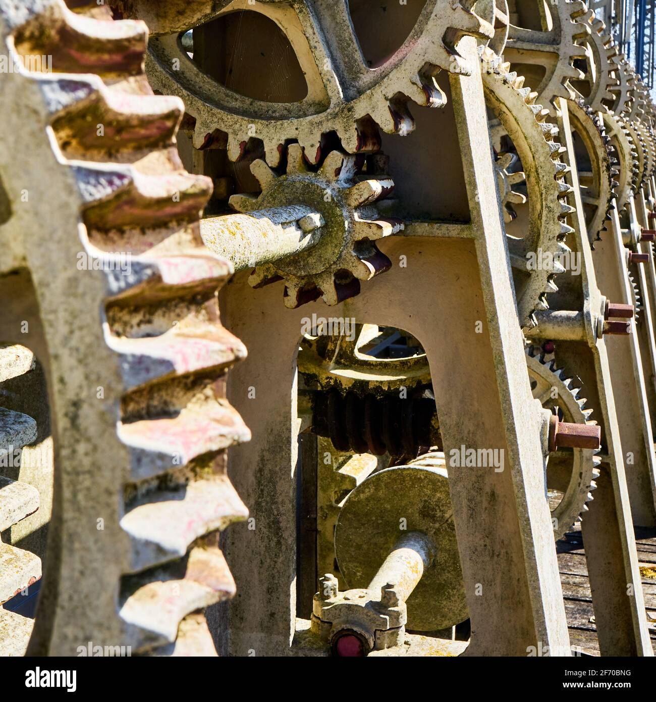 Gear system for regulating and controlling a weir at the mouth of the ...