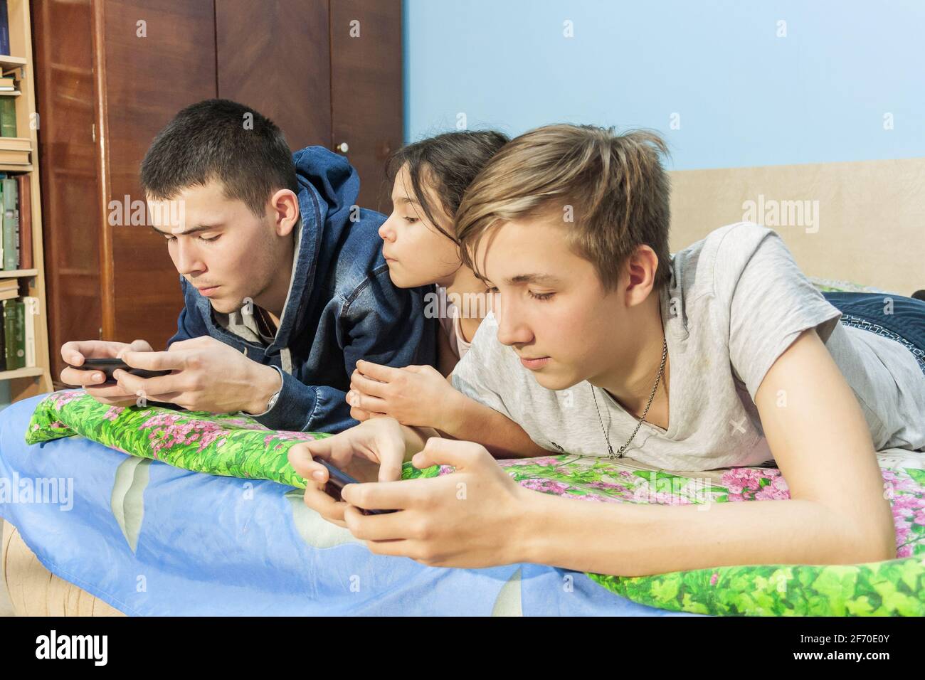 Smartphones Children High Resolution Stock Photography and Images - Alamy