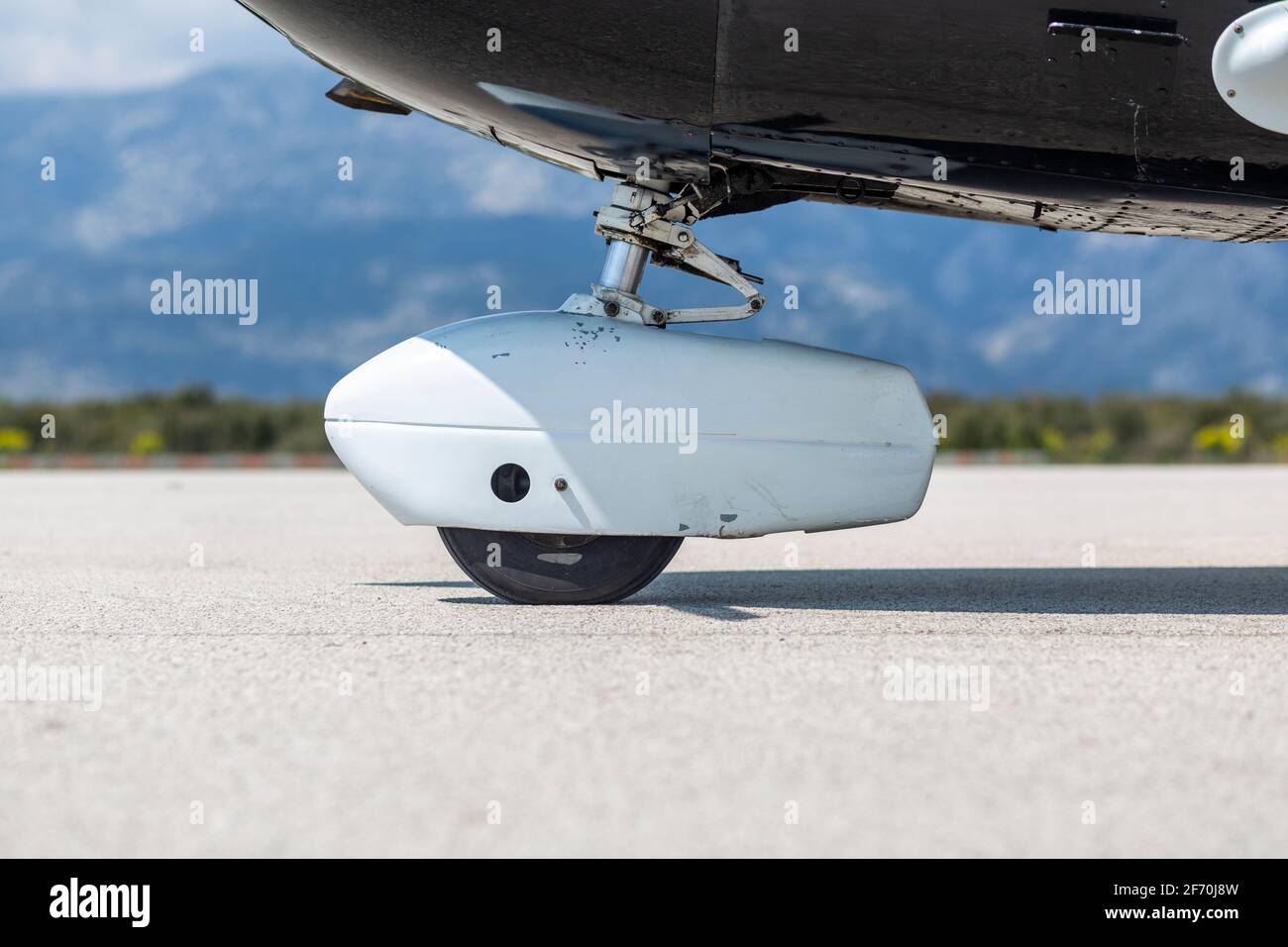 Front wheel of an airplane hi-res stock photography and images - Alamy