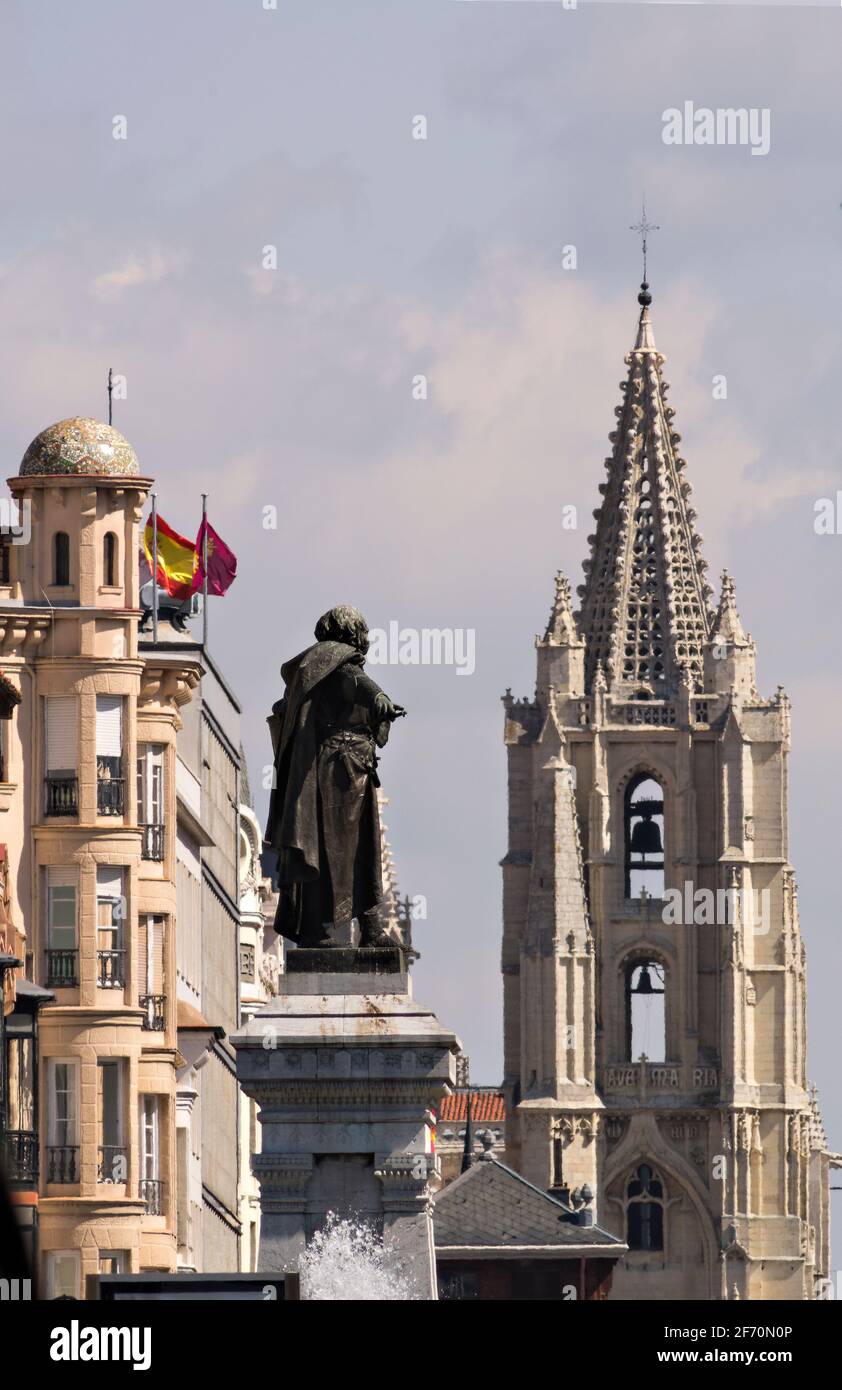 León estatua de Guzmán el bueno y Catedral Stock Photo - Alamy