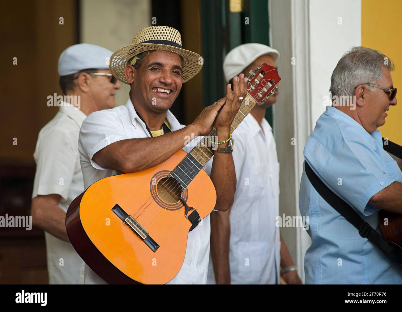 Cuban band playing music old havana hi-res stock photography and images ...
