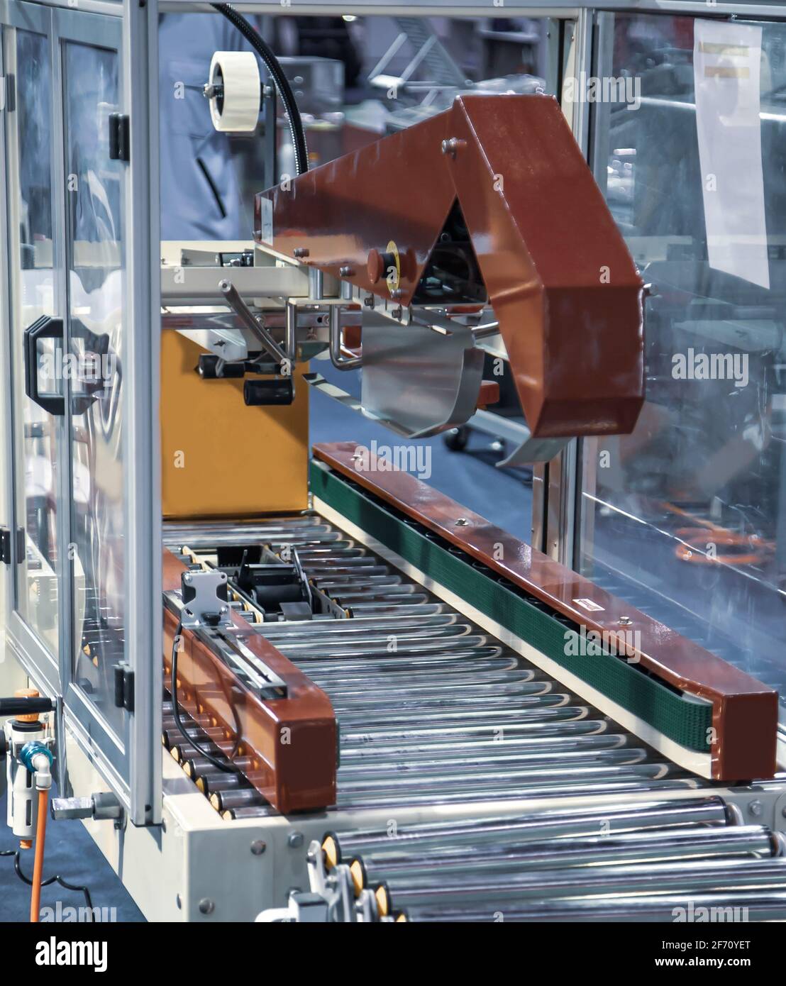 Carton on roller conveyor packing on automatic carton tape sealing ...