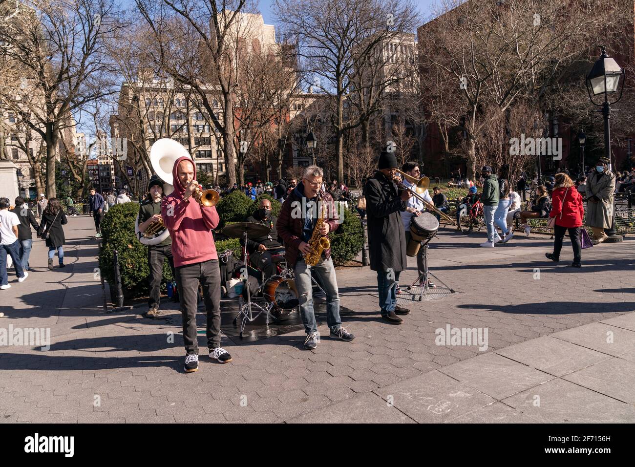 New York, NY - April 3, 2021: New Yorkers enjoy sunny spring Saturday ...