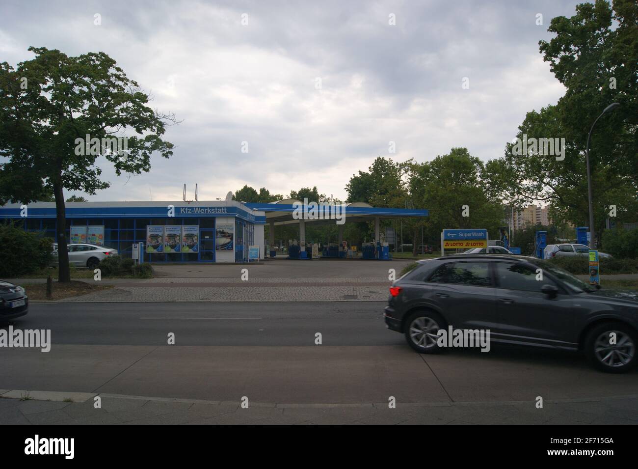 ARAL-Tankstelle an der Kreuzung Wilhelmstraße Ecke Heerstraße in Berlin ...