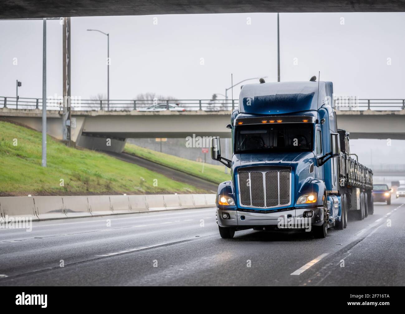 Classic blue long haul big rig bonnet semi truck tractor transporting ...
