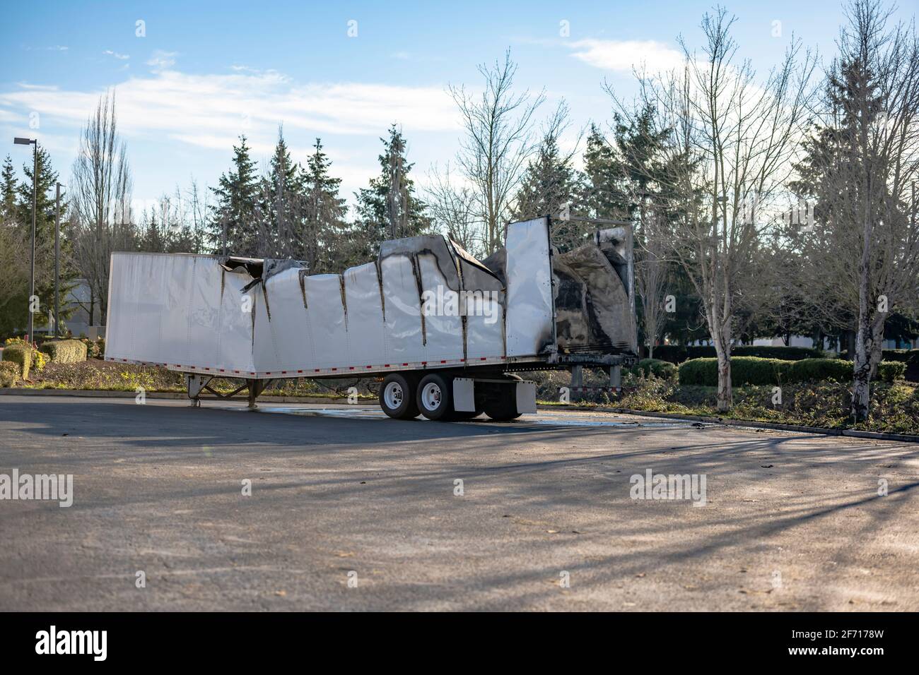 Burned up semi truck hi-res stock photography and images - Alamy