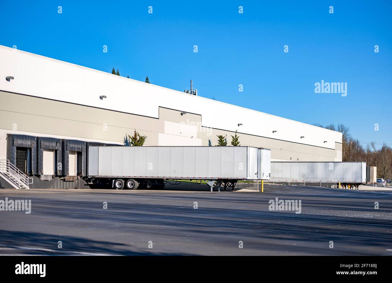 Truck loading dock parking lot hi-res stock photography and images - Alamy