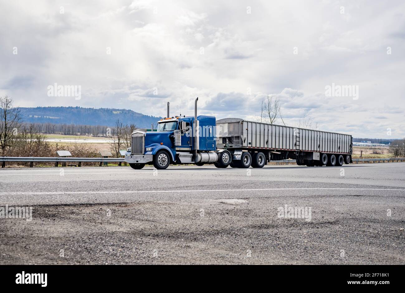 Commercial big rig blue industrial long haul semi truck transporting ...