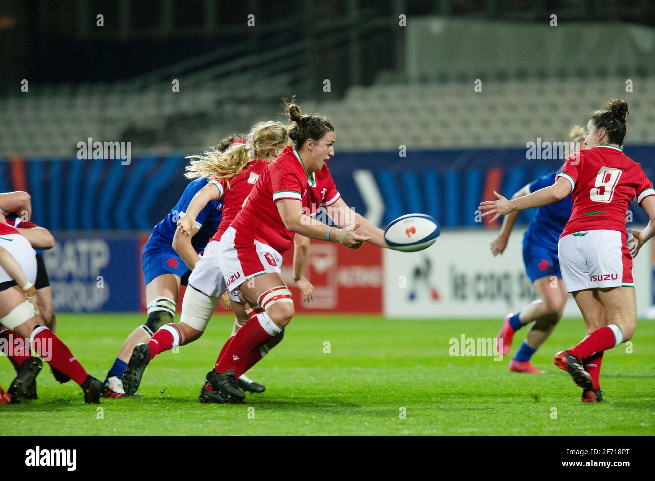 Siwan Lillicrap of Wales passes the ball to Jess Roberts during the ...