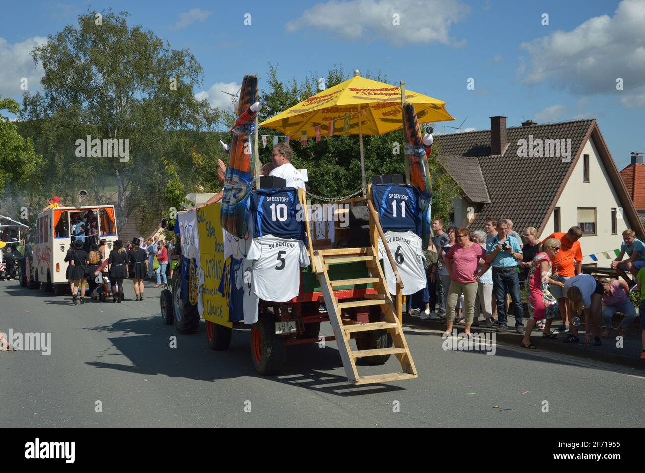 Street parade at the folk festival in Kalletal-Hohenhausen, Germany ...