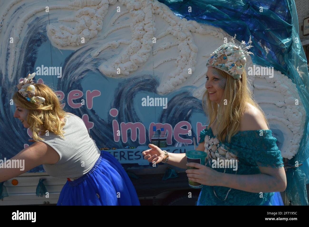 Street parade at the folk festival in Kalletal-Hohenhausen, Germany ...