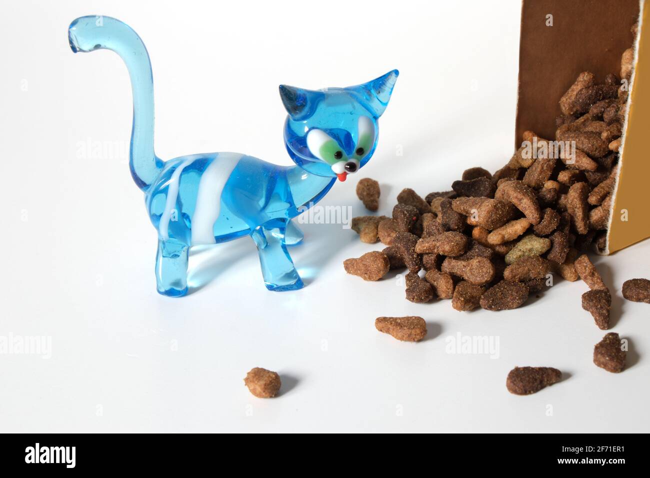 Cat eating dry cat food Stock Photo - Alamy
