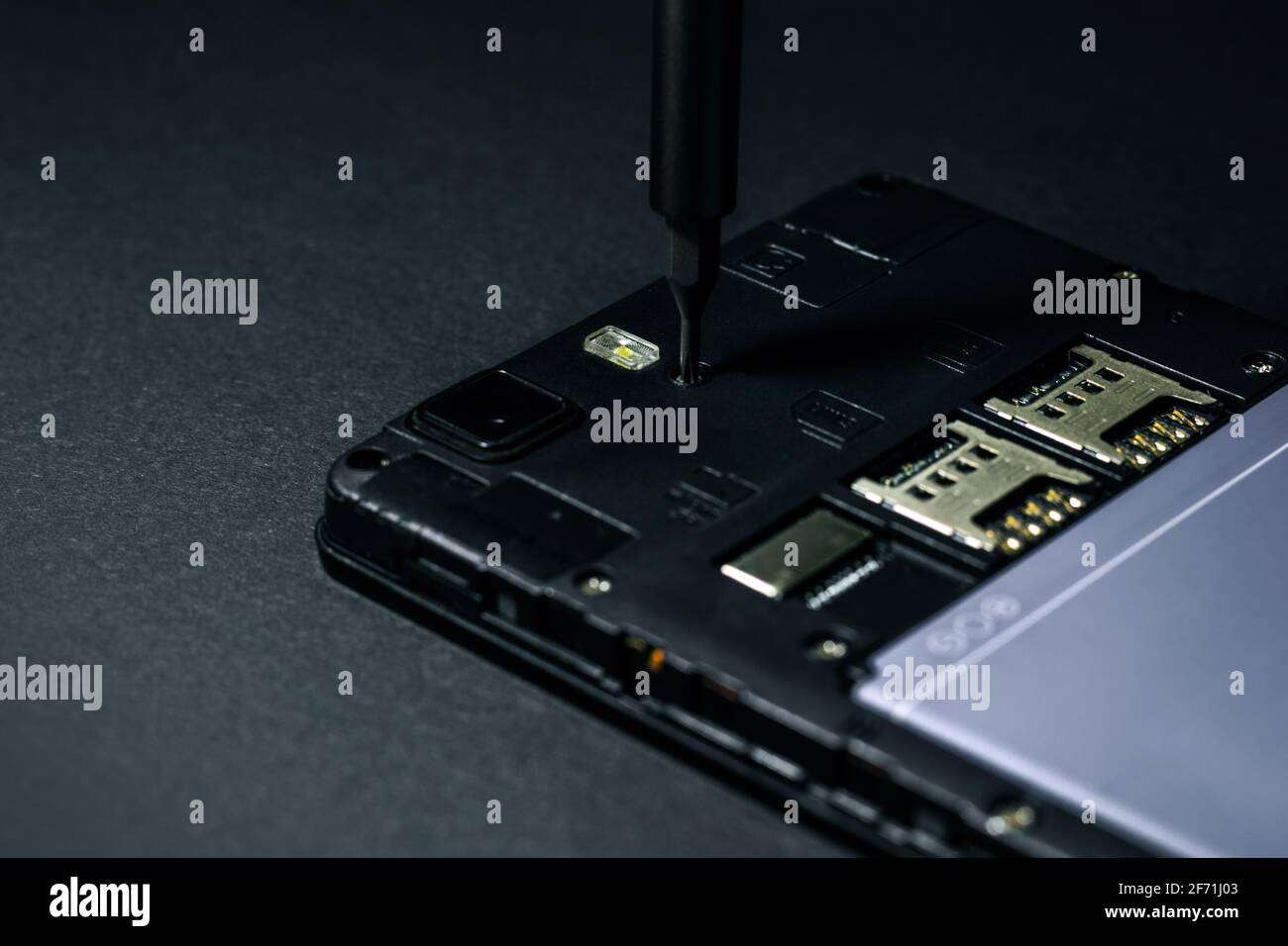 mobile repair, mobile disassembly by engineer Stock Photo - Alamy