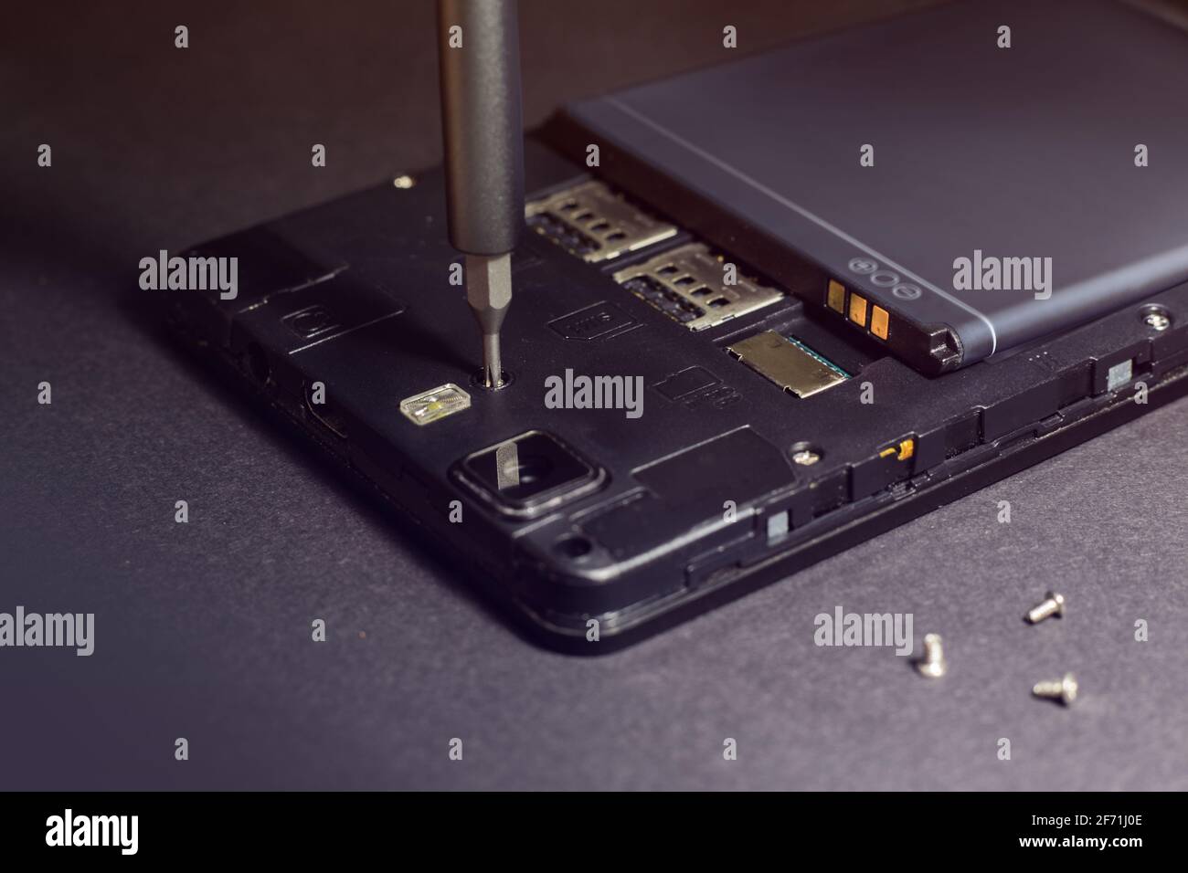 mobile repair, mobile disassembly by engineer Stock Photo - Alamy