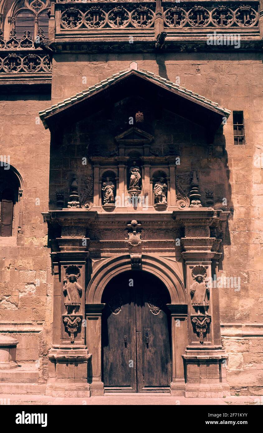 PORTADA DE LA CAPILLA REAL DE GRANADA DE LA CALLE OFICIOS - 1526 ...