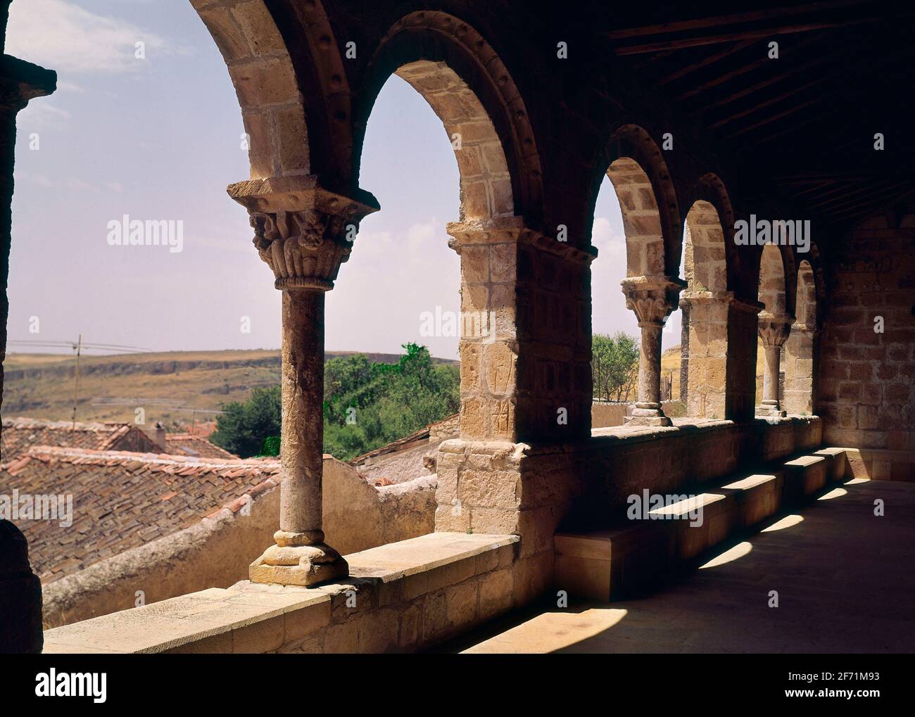 PORTICO ROMANICO - FOTO AÑOS 70. Location: IGLESIA DEL SALVADOR ...